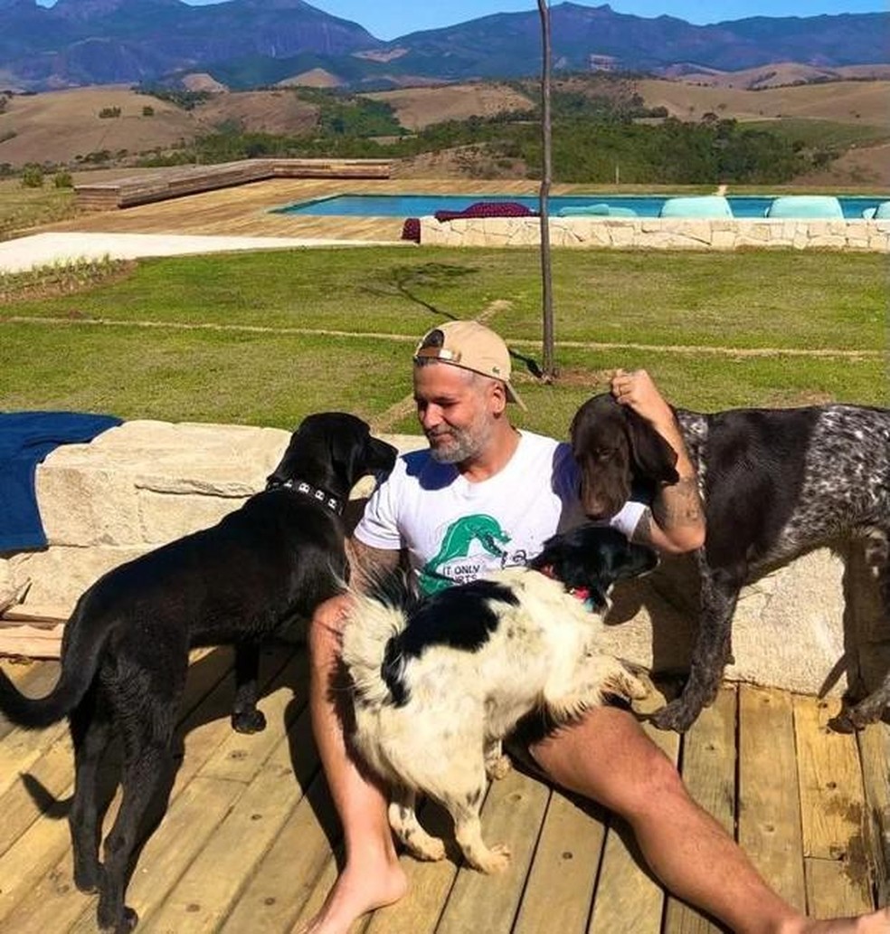 Bruno Gagliasso Mostra Momentos De Chamego Com Os Cachorros Durante