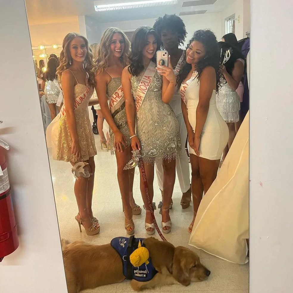 Cão de serviço acompanha tutora na coroação de Miss Dallas Teen USA ...