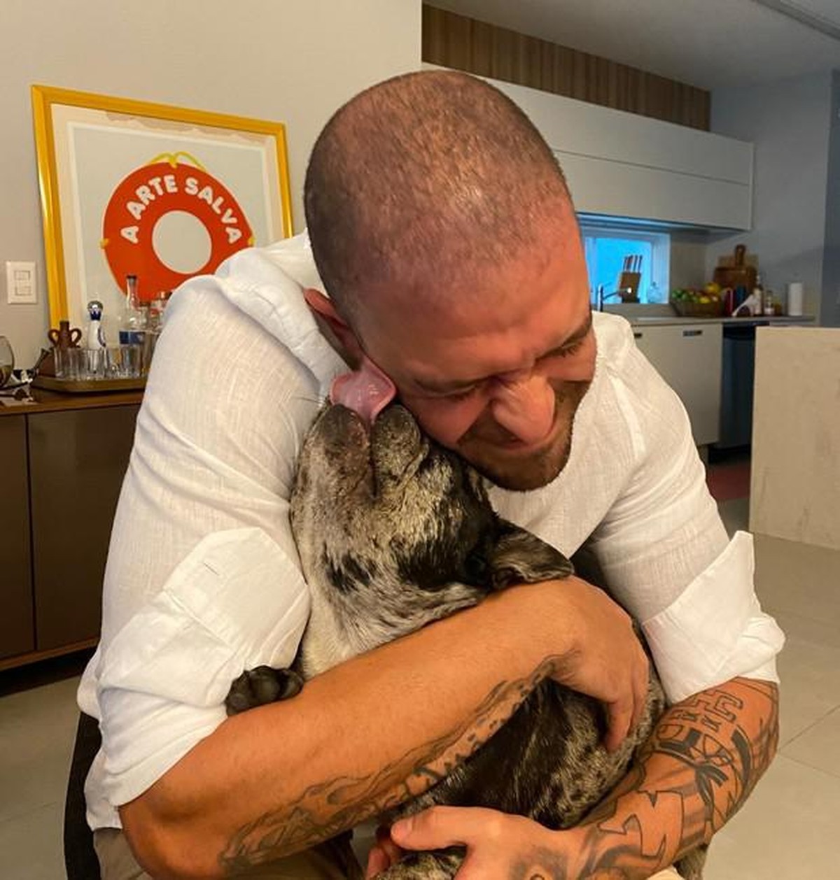 Diogo Nogueira ganha chamego do cachorro e brinca sobre o momento ...