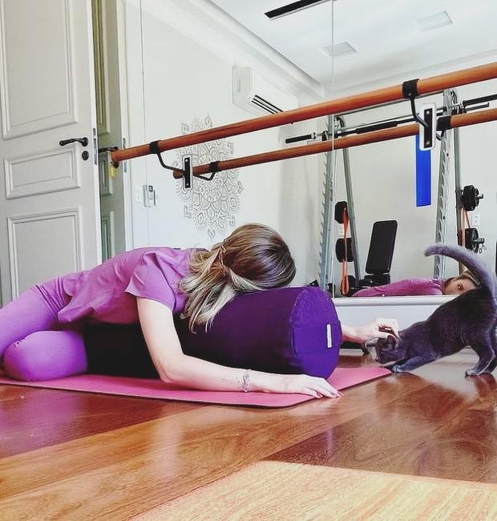 Sandy mostra gatinha, Tereza, "praticando yoga" ao seu lado e brinca ...