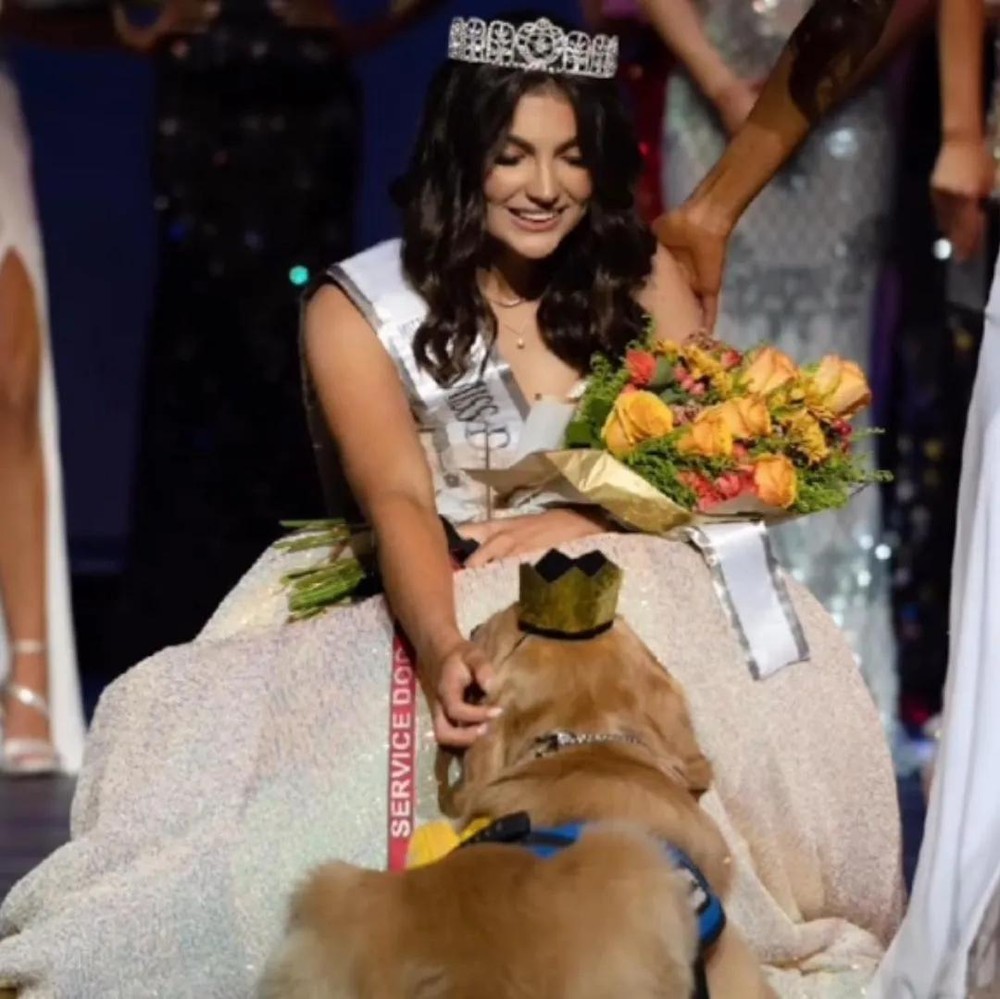 Cão de serviço acompanha tutora na coroação de Miss Dallas Teen USA ...